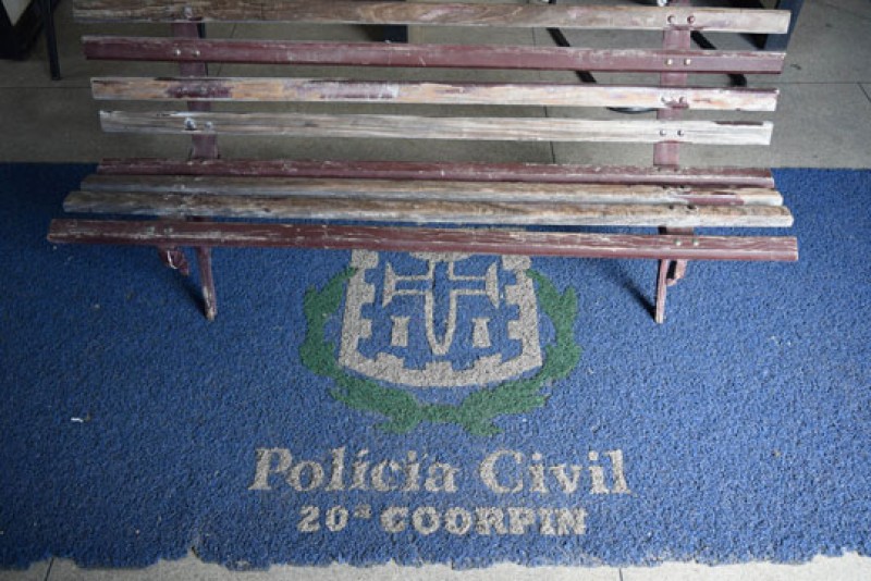 Banco de praça na delegacia