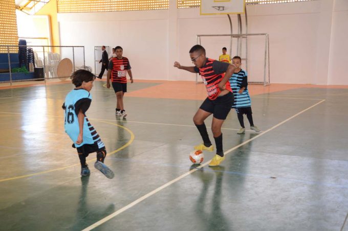 Meninos usando a quadra – BLOG DE GIORLANDO LIMA